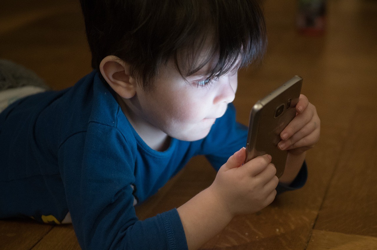 Trop De Temps Devant Les écrans Pour Les Enfants Avant Daller Au Lit