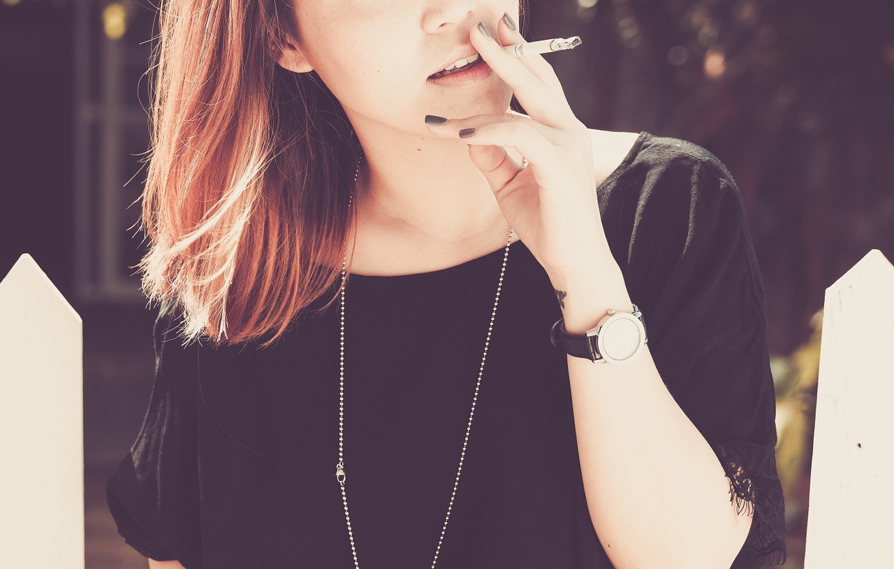 Les vêtements des fumeurs sont presque aussi nocifs que leurs ...
